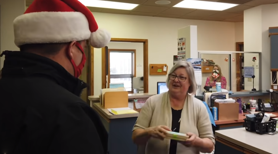 Woman using a borrowed car shocked when some Secret Santa elves show up ...